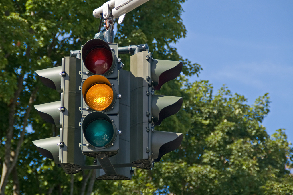Die Ampel schaltet auf Gelb – halten oder weiterfahren? | lexika.de